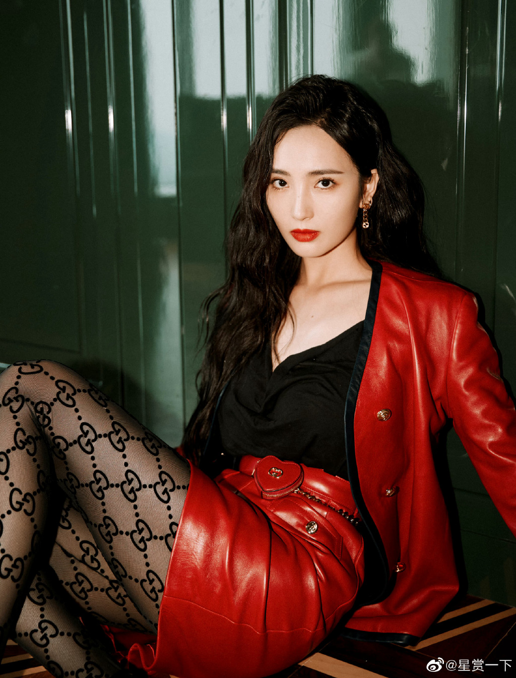 Wang Zixuan wears a red dress and black stockings, revealing her career ...