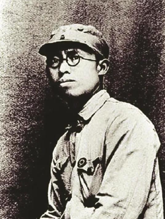 The background of this female star is very strong, the second uncle is ...