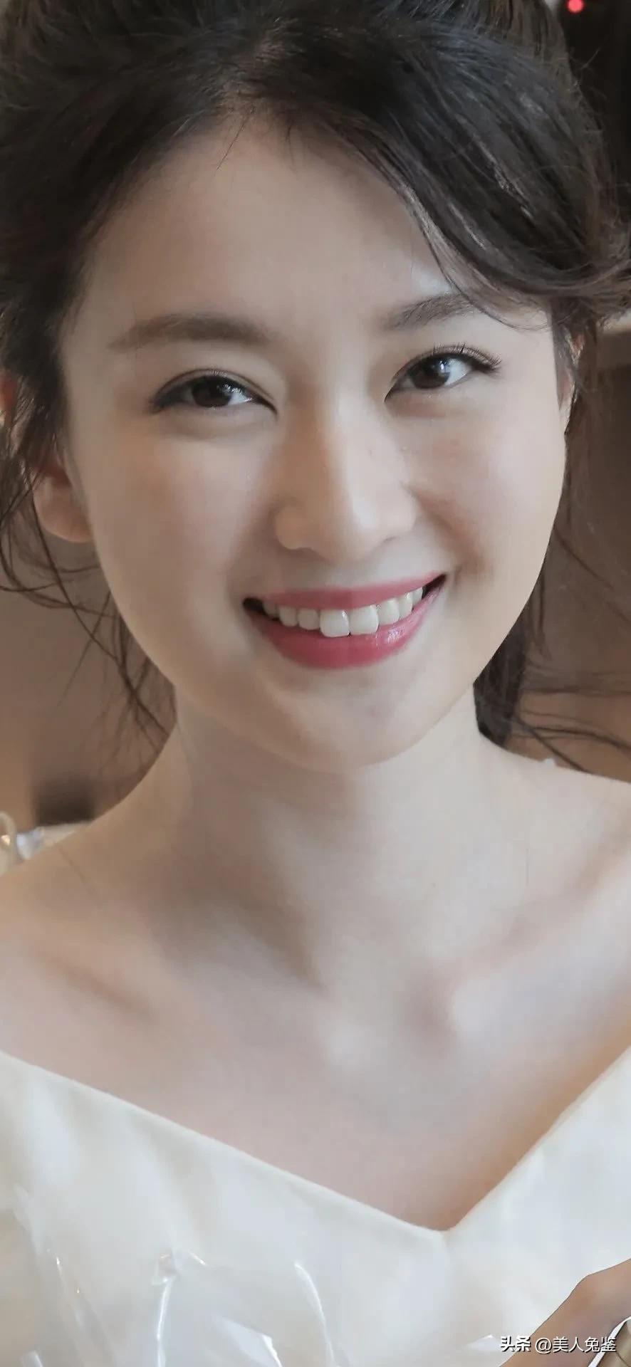 When Qiao Xin first debuted, she was white enough to shine, and she was ...