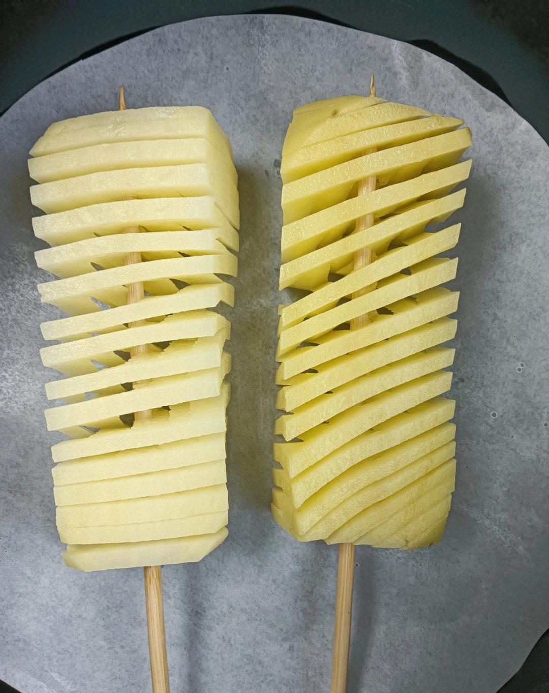 The whirlwind potato tower in the snack street is fragrant and crispy ...