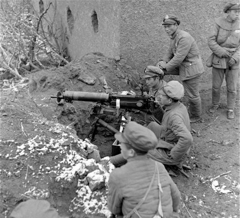 A high-end machine gun company, equipped with 8 heavy machine guns ...