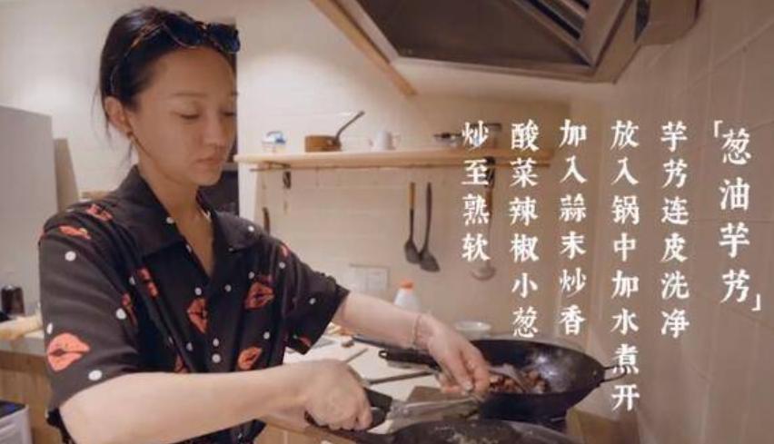 48-year-old Zhou Xun cooks on an earthen stove!Roll up your sleeves and ...