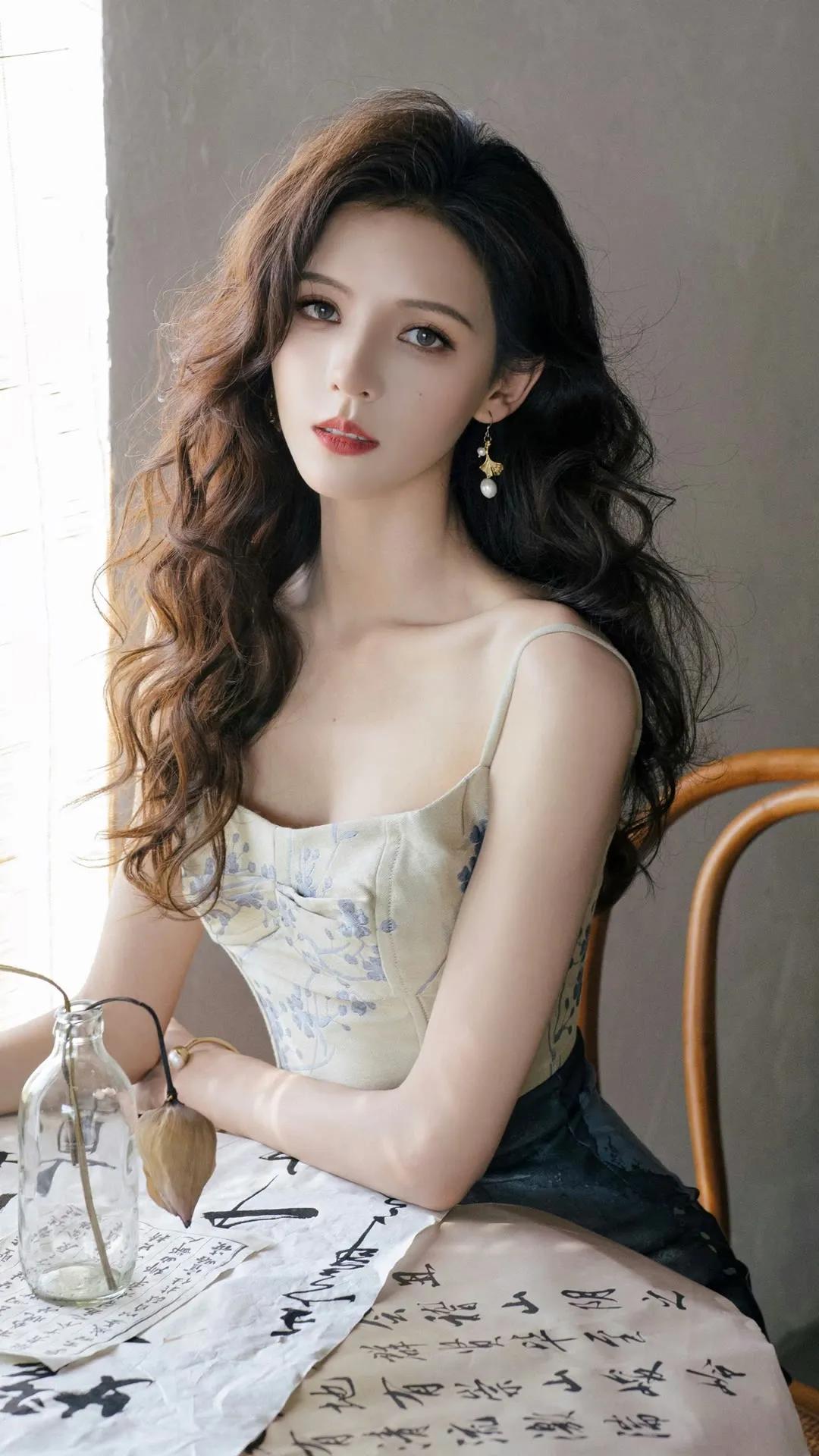 Zhang Yuxi, how many people are fascinated by a red dress - iNEWS