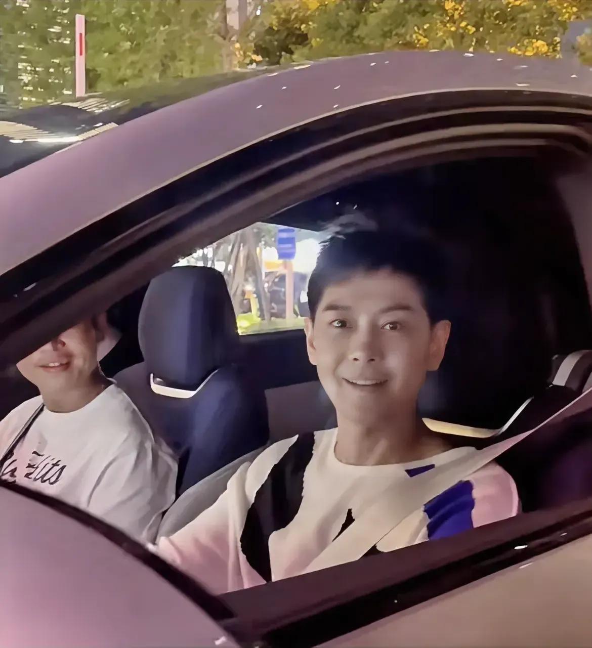 Recent photos of Jimmy Lin: The face is thin and the expression is ...