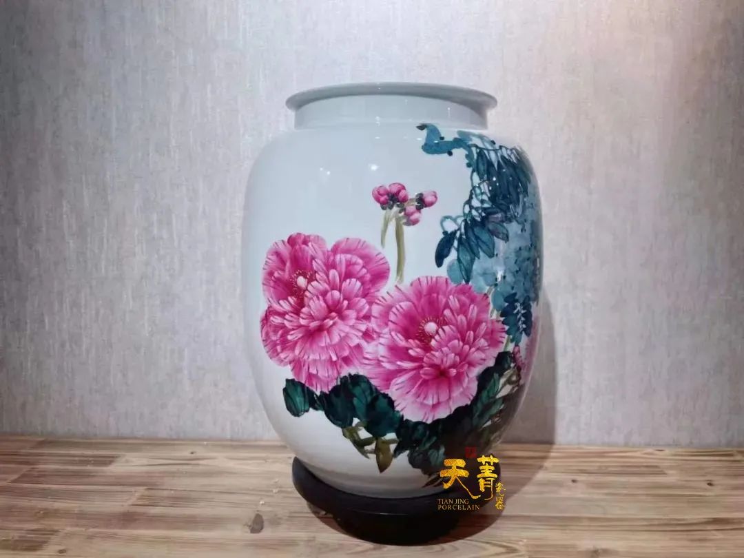 Tianjing Porcelain Jingdezhen Wang Shaowei, blue and white bucket color painting with fingertips ...