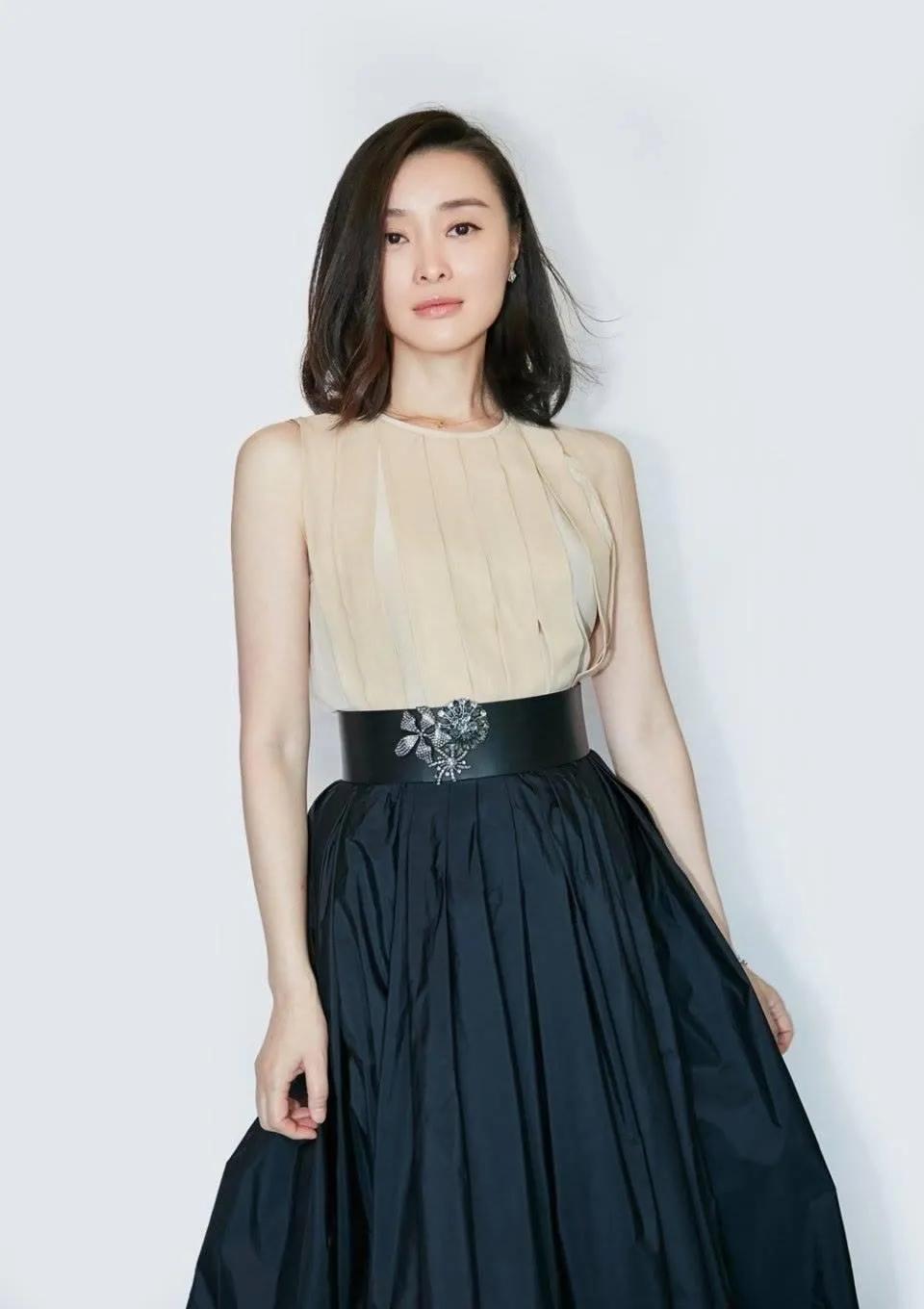 Brandy looks behind Wu Yue - iNEWS