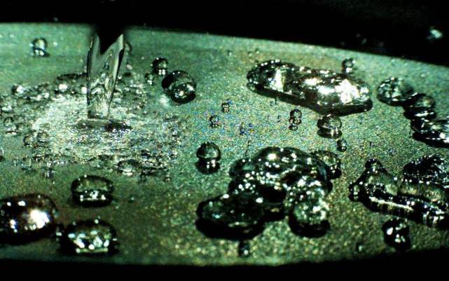 Why don't we get hurt when we touch lava with our hands?An experiment ...