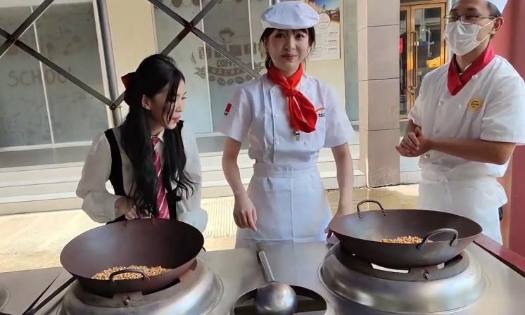 Happy New Oriental students!Zhang Demei went to learn cooking in person ...