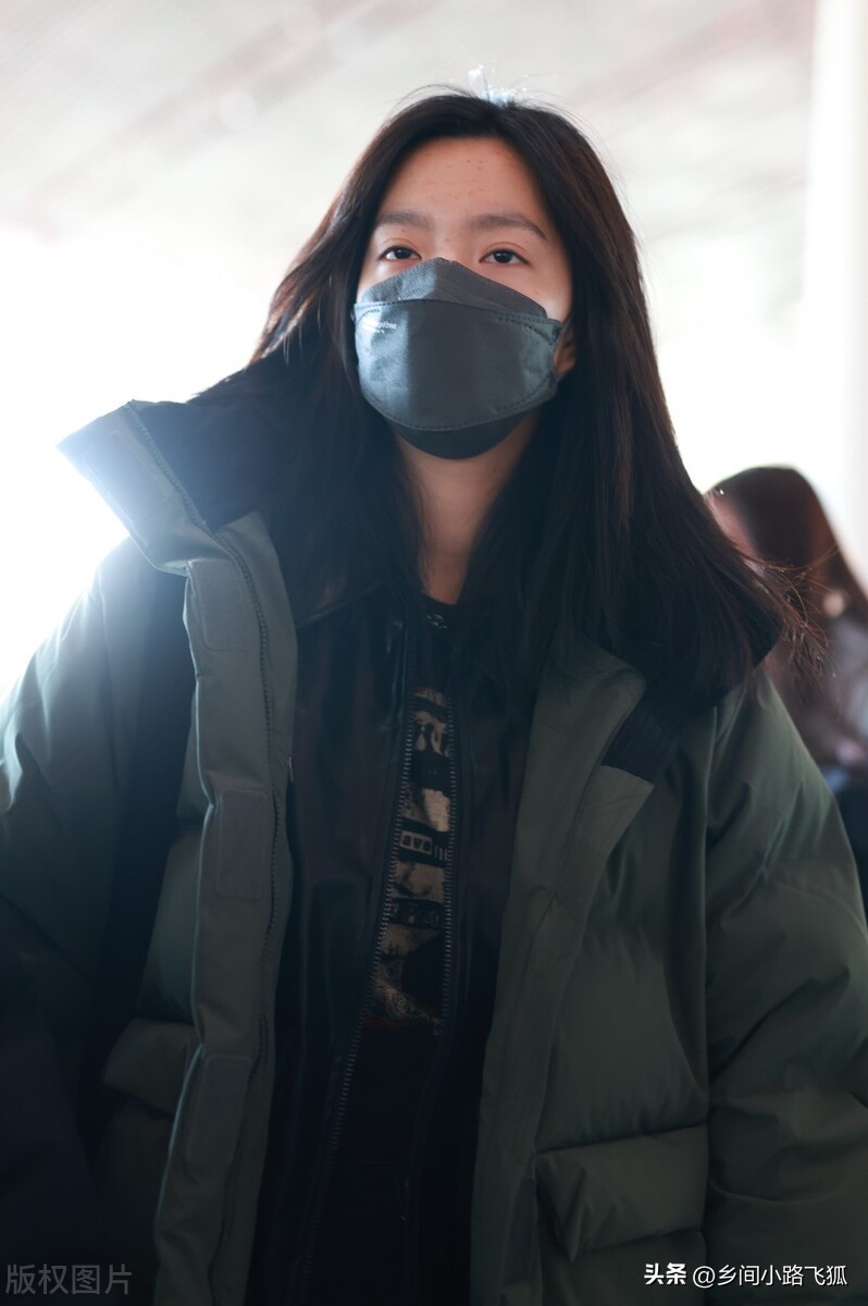 Zhuang Dafei departed from Beijing Airport, wearing a fashionable and ...