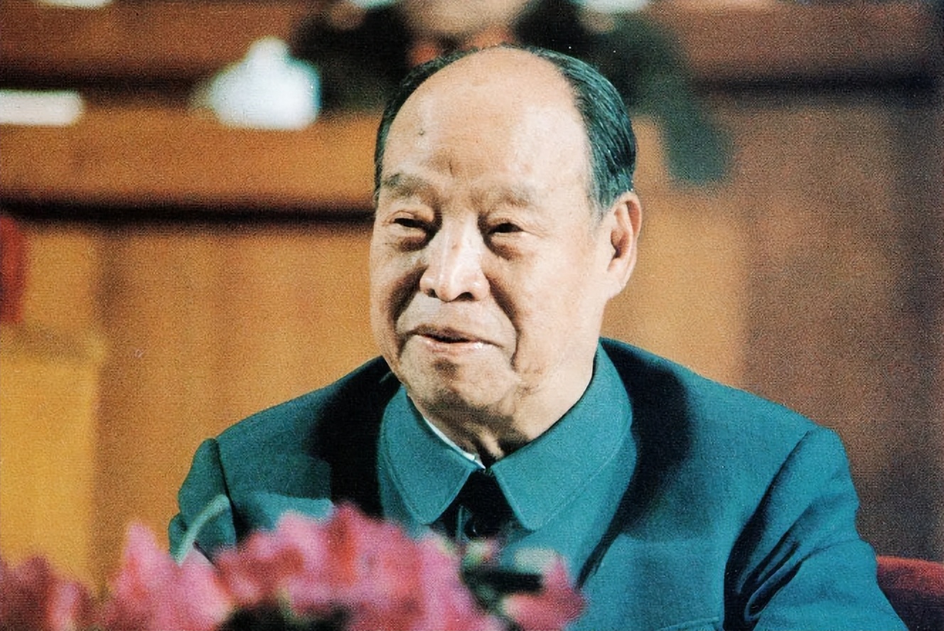 Four years after Jiang Qing was arrested, Deng Xiaoping saw her on the ...