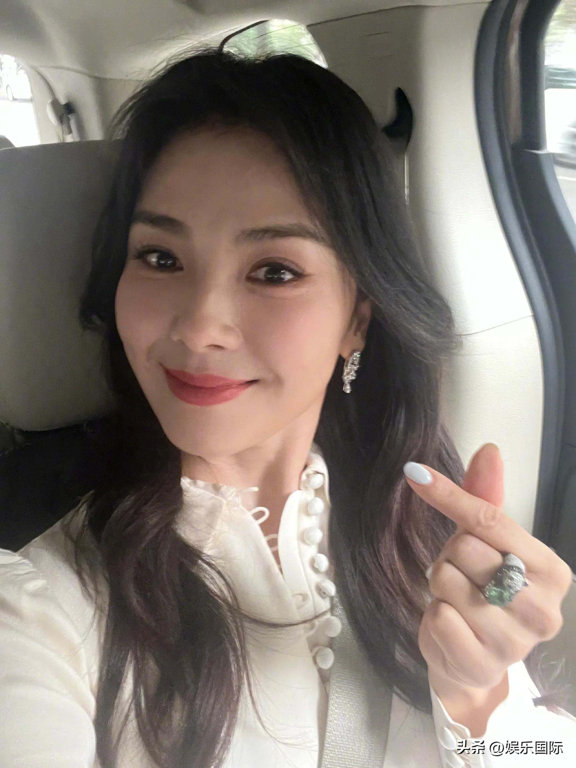 Liu Tao takes a selfie in the car with curly hair and red lips, showing ...