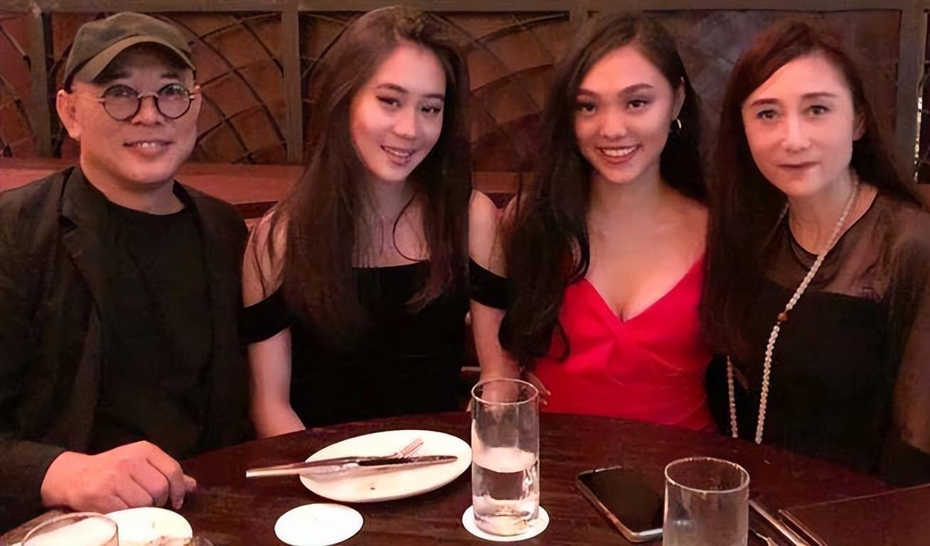 Jet Li posted a recent photo of his wife, 61-year-old Li Zhi is aging ...