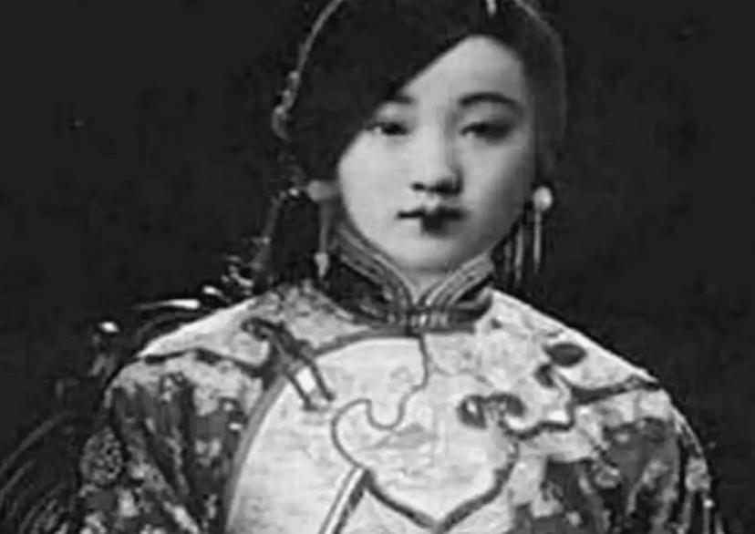In the late Qing Dynasty, the eunuch Cui Yugui threw Concubine Zhen ...