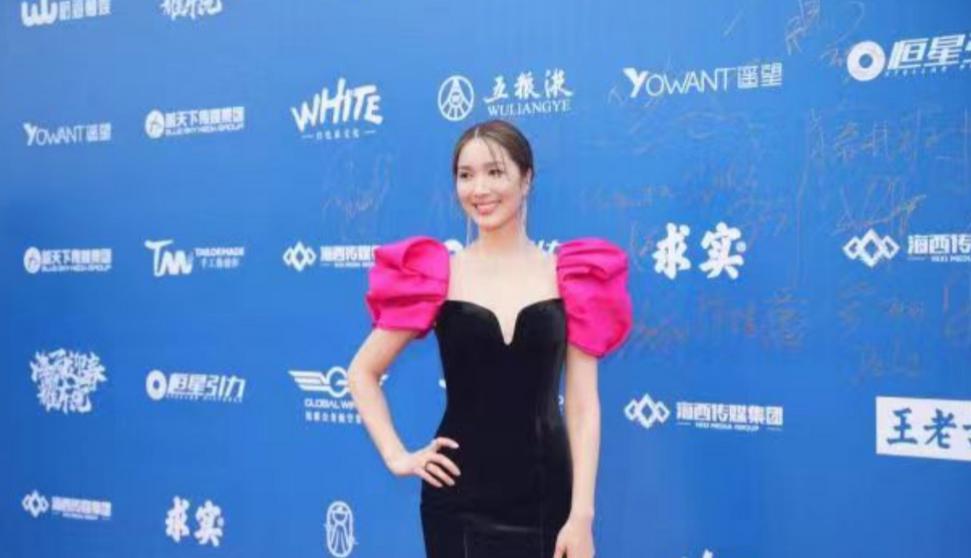 Wang Zulan's family of four made their red carpet debut, his wife is ...