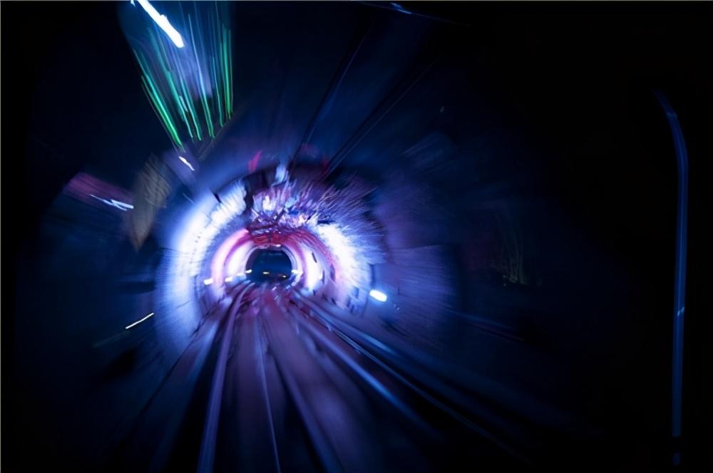 The real time travel event in the United States: the man went out to ...