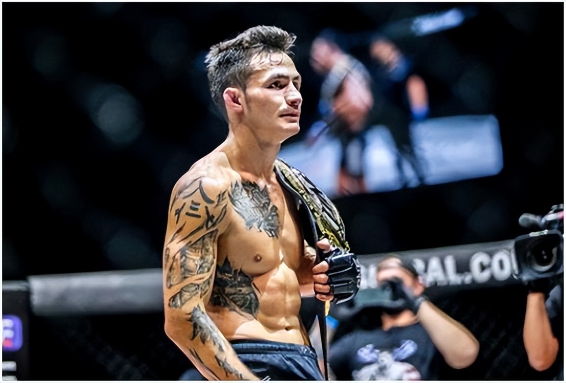 The first Chinese MMA male champion was born!Tang Kai beat Dan Le in ...