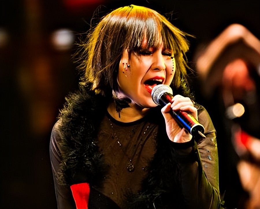 "Queen of Rock and Roll" Luo Qi: At the 18th birthday party, she went ...