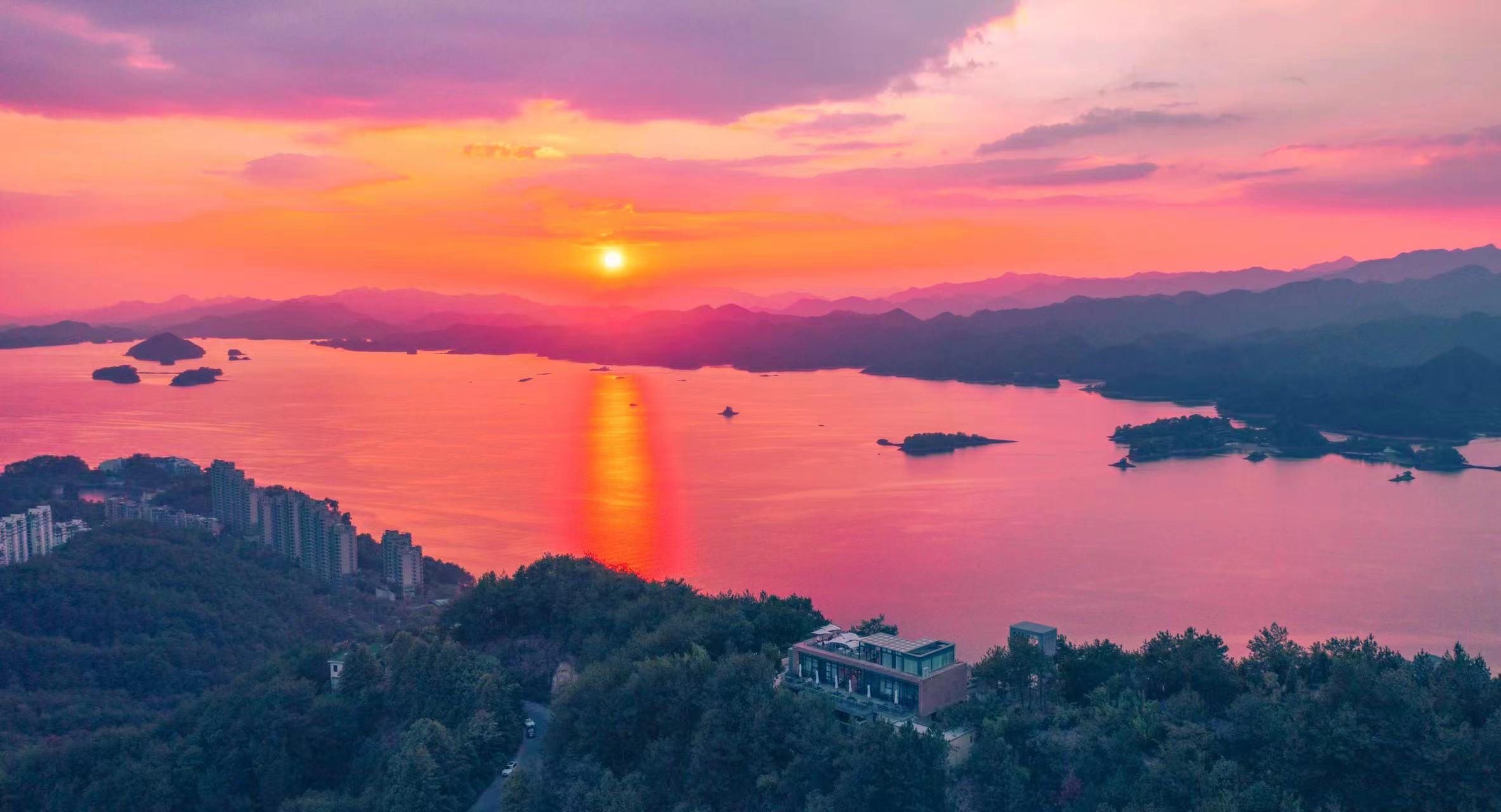 The first sunset in the world - iNEWS