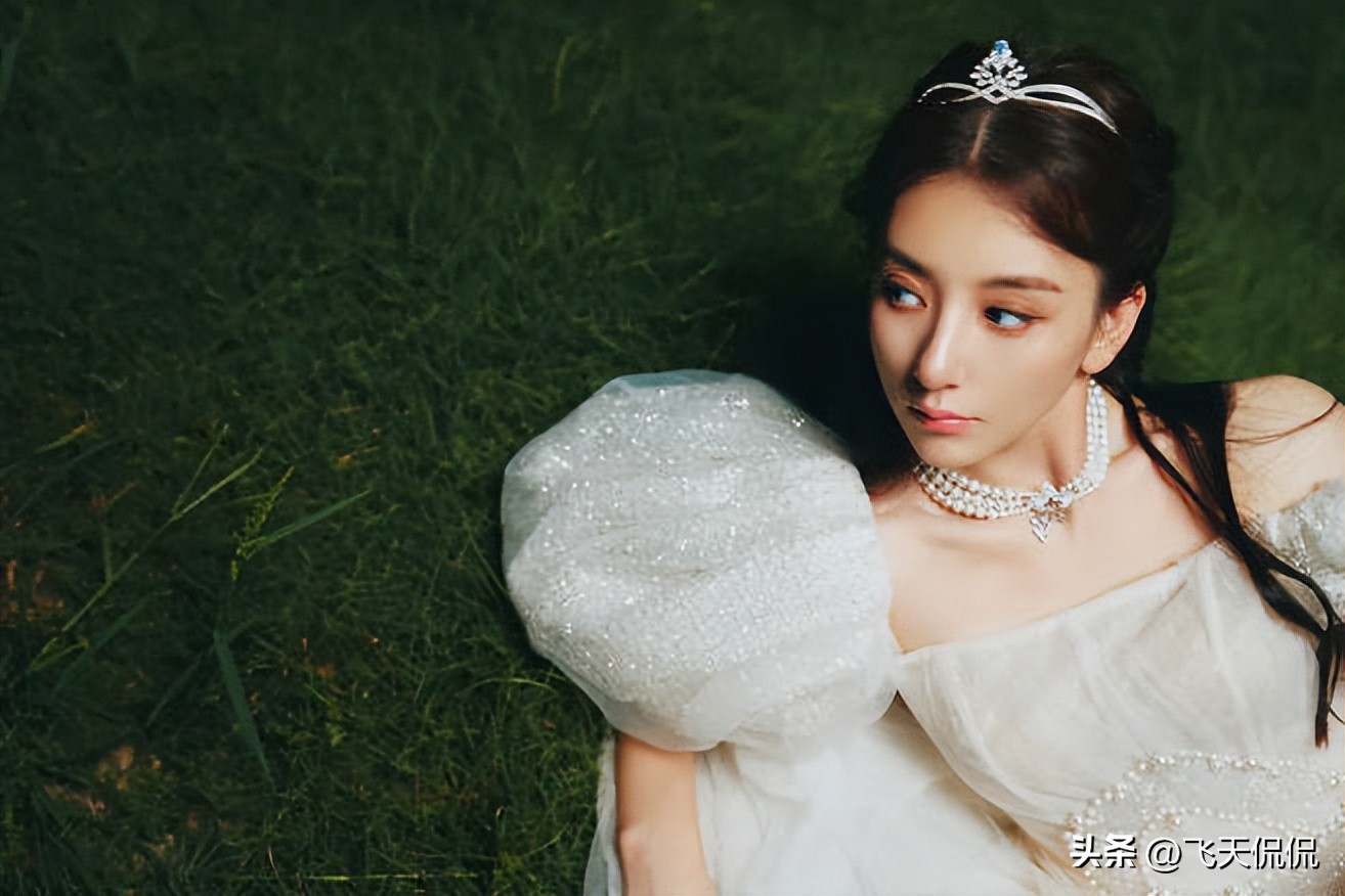 Fang Yuan's princess-style look is sweet and charming, with a white ...