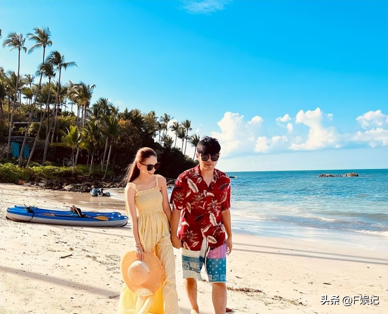 Jay Chou and Kun Ling walk on the beach hand in hand. The couple shows ...