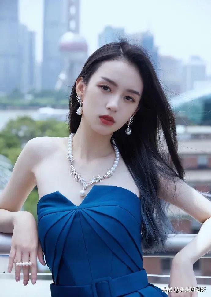 Zhou Ye's Weibo photo is so beautiful!Snow skin is delicate and ...