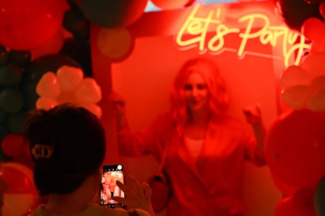 The Black Mirror Effect in the Popularity of "Barbie" - iNEWS