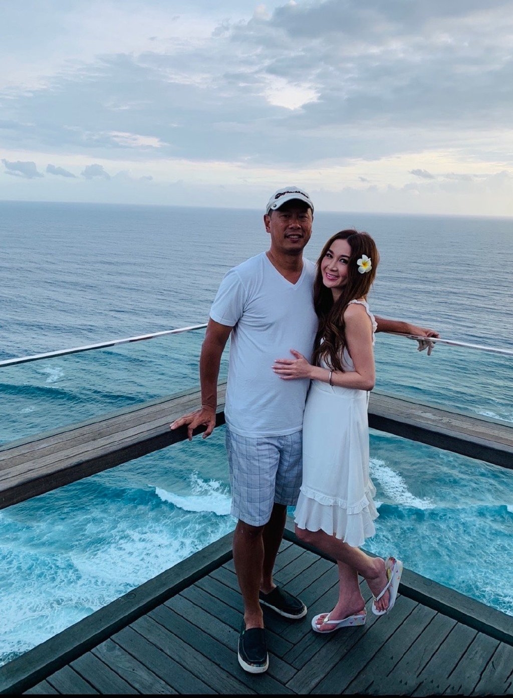 Wen Bixia and her husband are in the same frame as two generations. Her ...