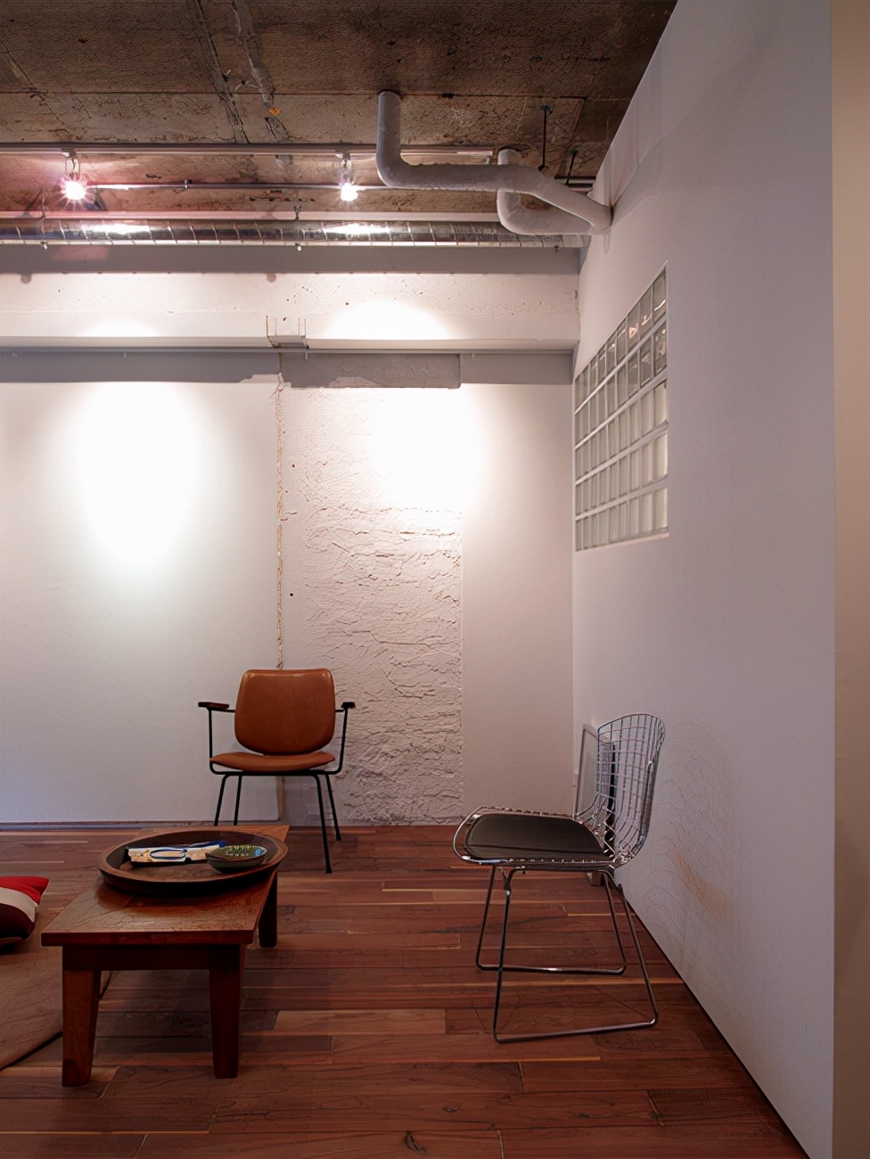 The renovation of an old house of 49 square meters in the Minato ...