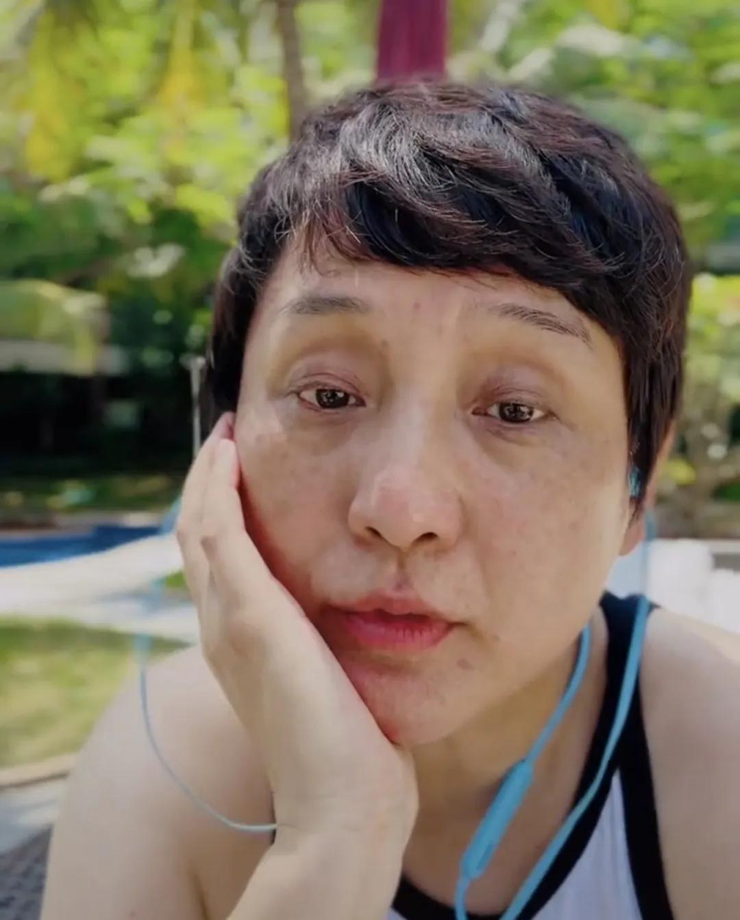 The well-known actor boldly exposed his bare face, freckles and loose ...