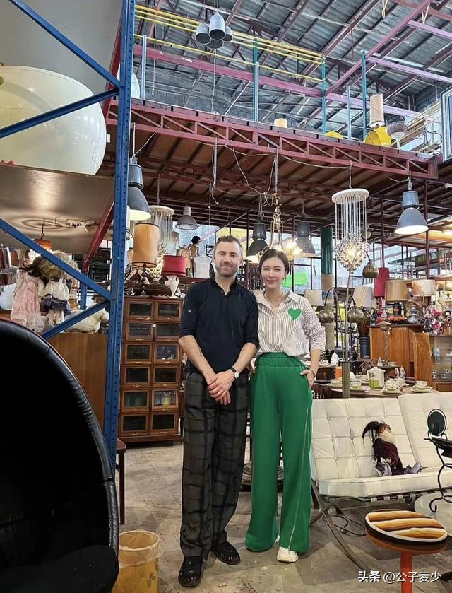 Tian Pujun took a close photo with the foreign uncle in Thailand!The ...