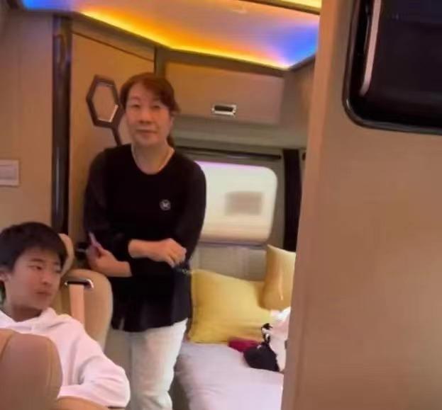 luxury!Wang Nan's family car trip!The car is equipped with KTV+ ...