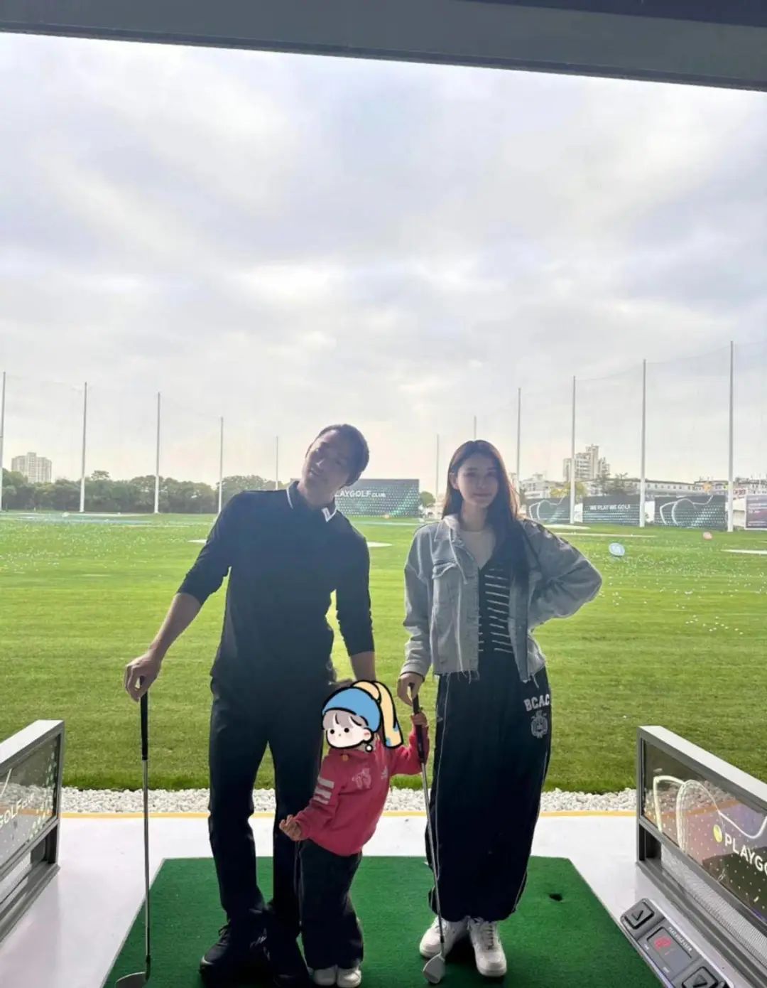 Lin Feng's family of three played golf, the couple looked as ...