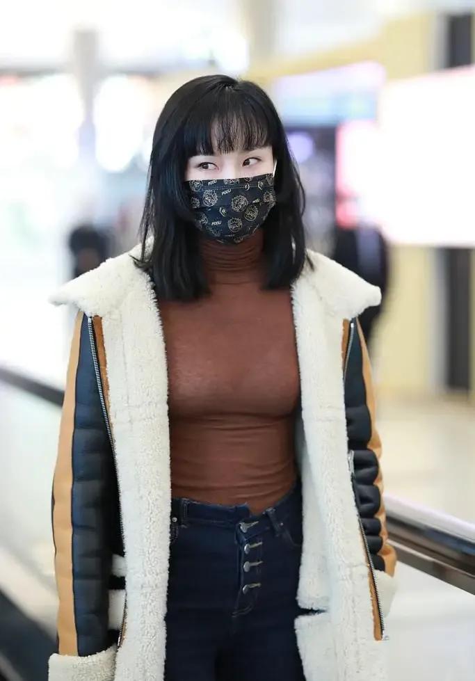 Mainland female singer Huang Ling in a furry coat and jeans - iNEWS
