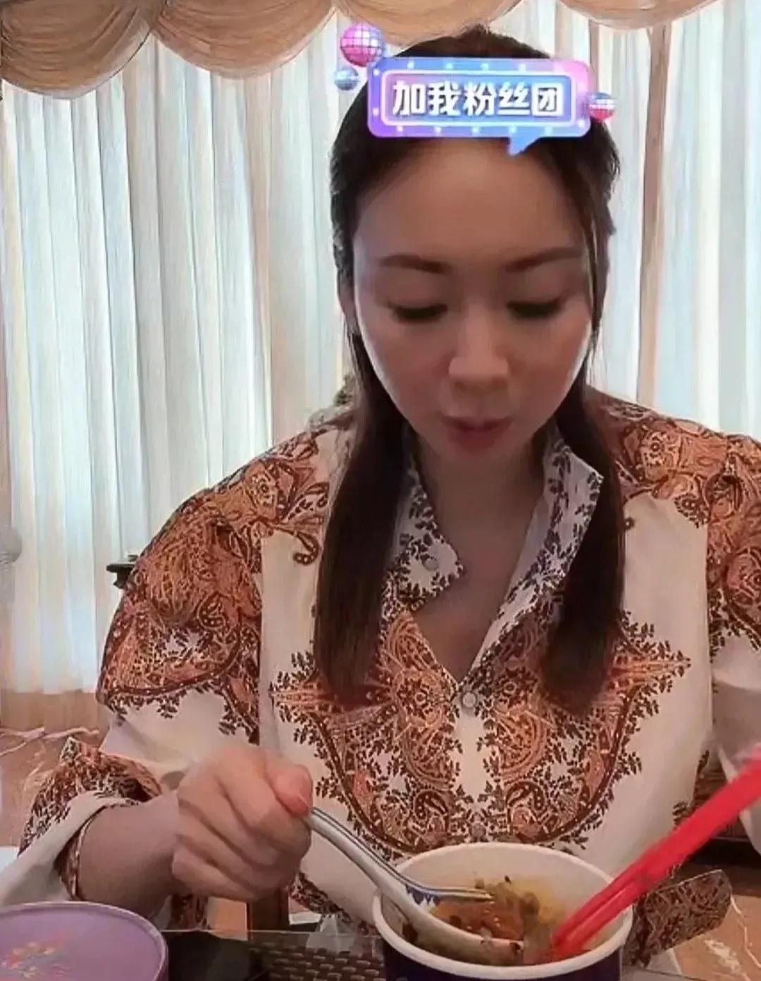 Zhuang Simin eats hot and sour noodles live, supports Wang Xiaofei with practical actions, and ...