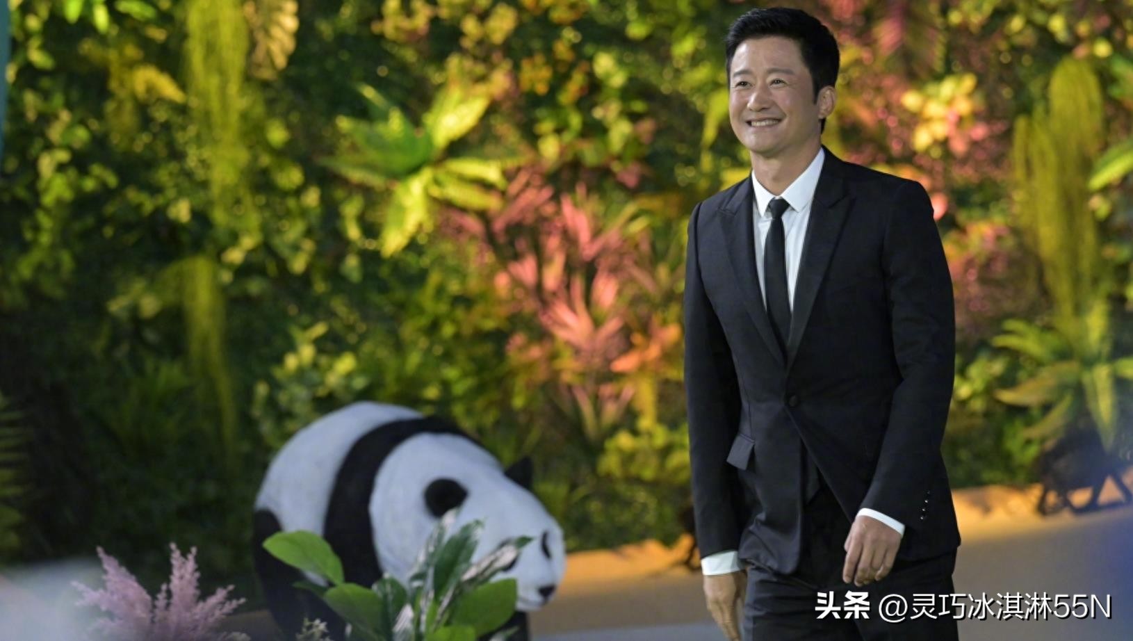 73-year-old Zhang Yimou is full of energy, and Zhang Songwen looks like ...