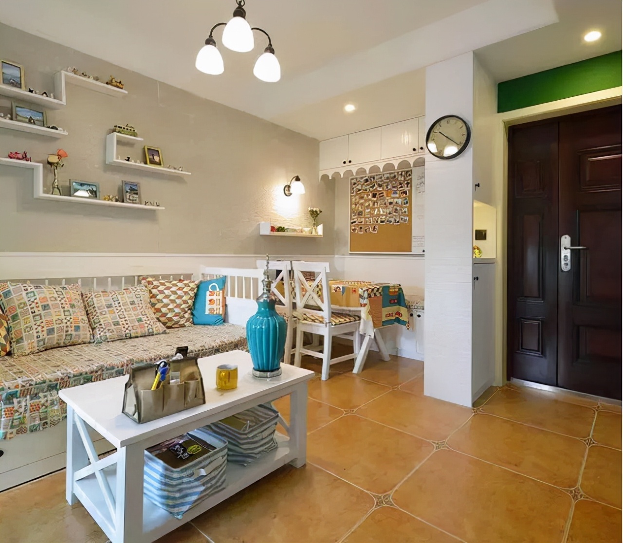 54-square-meter two-room apartment, the colors are so bold, the upper ...