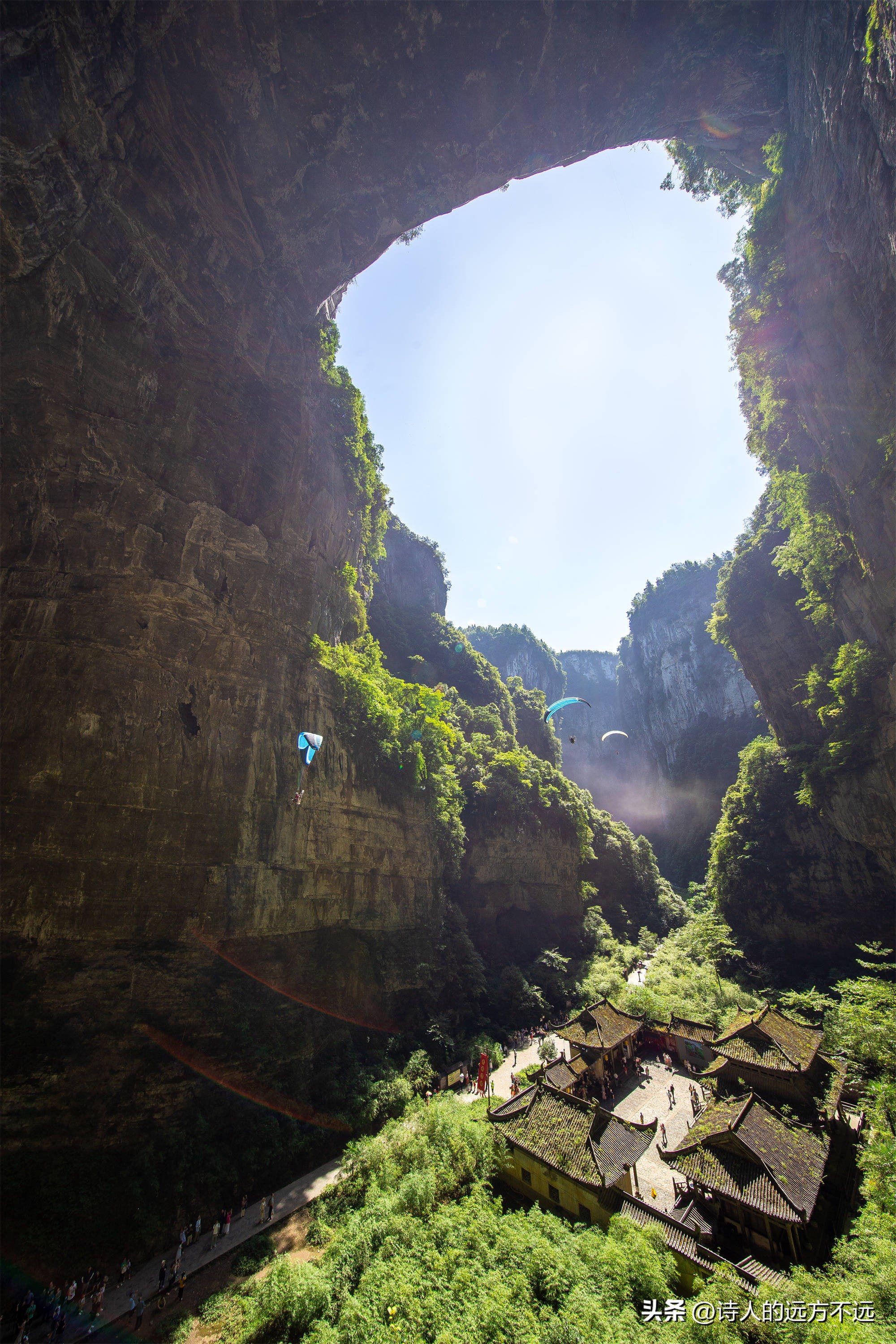 Under the 400-meter-deep cliff, hides the most expensive courtyard ...