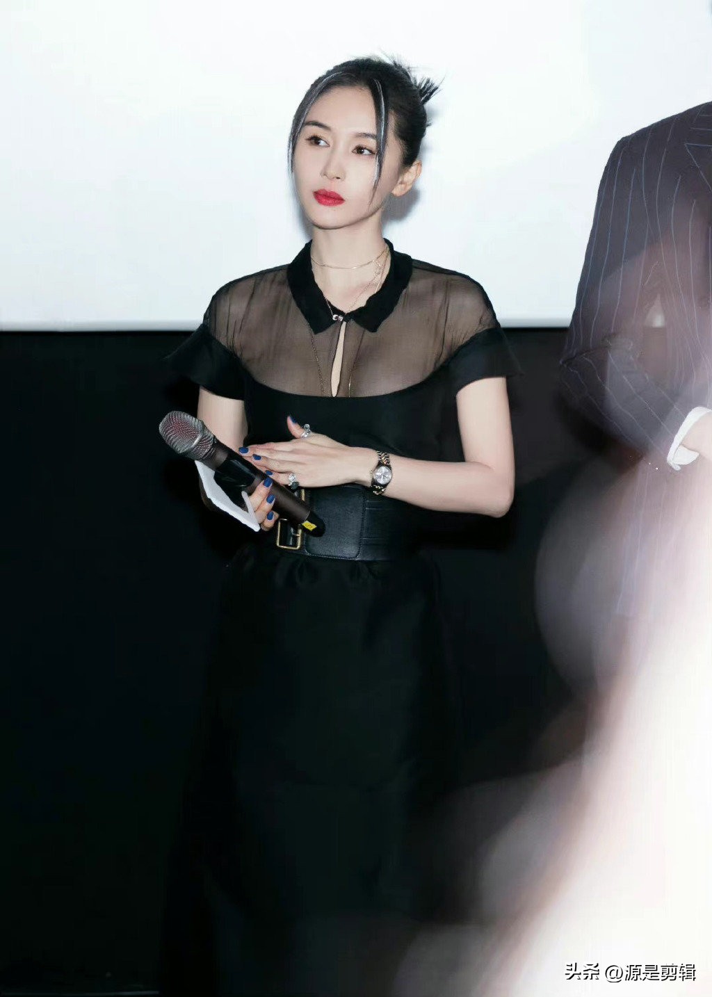 Wang Ziwen in black and red lips, elegant and charming - iNEWS