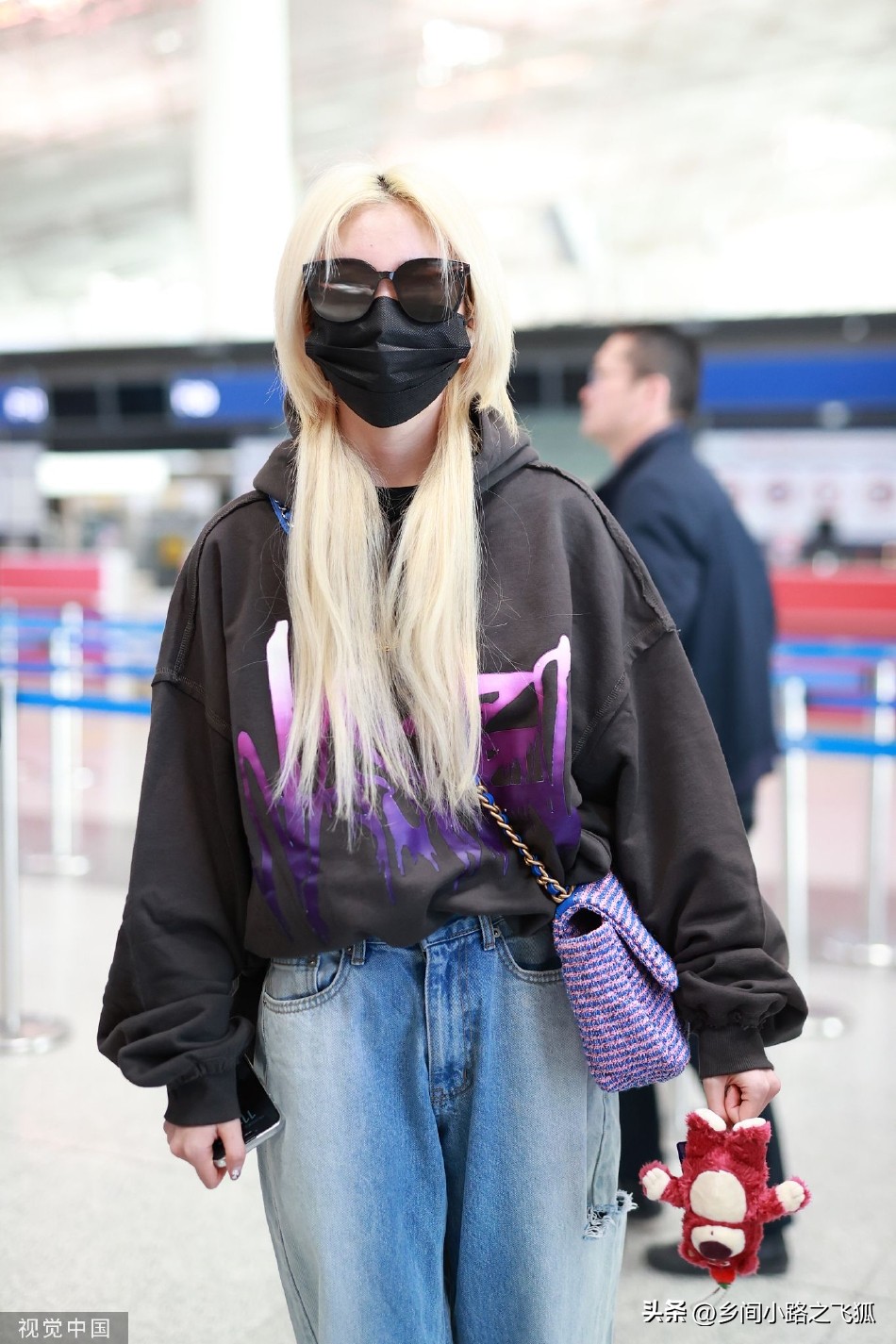 Naiwan wears sunglasses and shows up at the airport wearing a printed ...