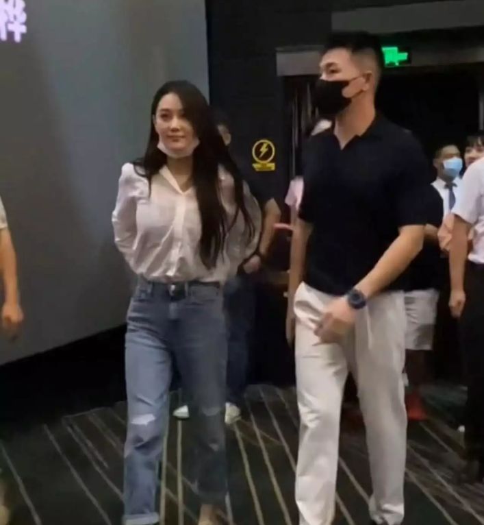 Zhang Xinyu and He Jie are rarely in the same frame, sweet and loving ...