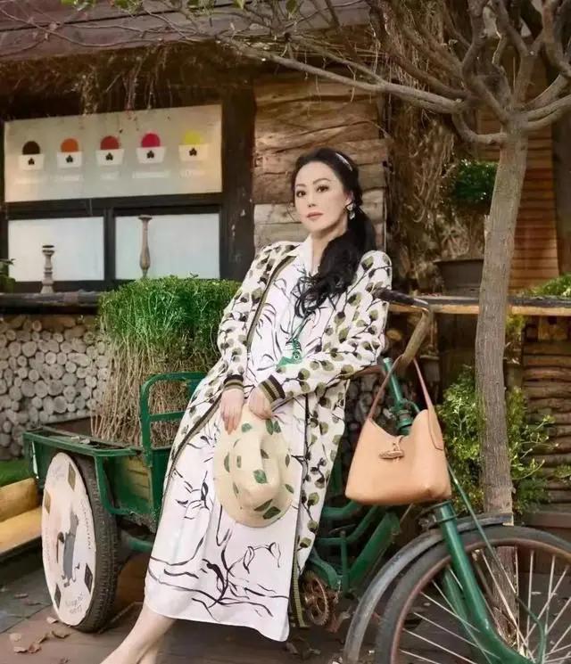 Zhang Xiaohui is 59 years old. The older she gets, the more charming ...