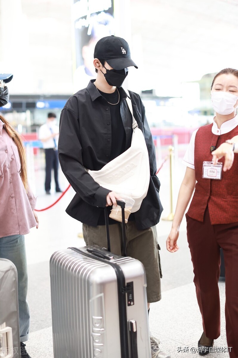 Deng Wei appeared at the Beijing Airport in a fashionable outfit full ...