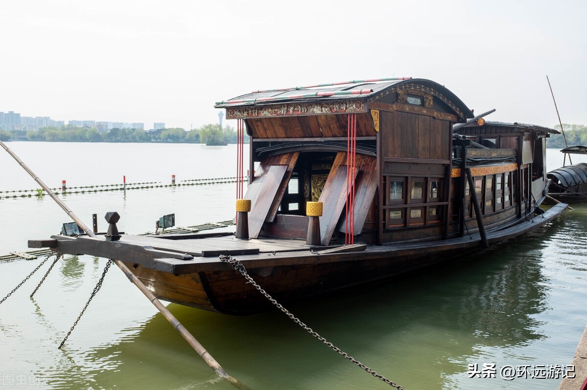 Baihua Lake in Guiyang, Mr. Jin Yong has been here, and I think of the ...