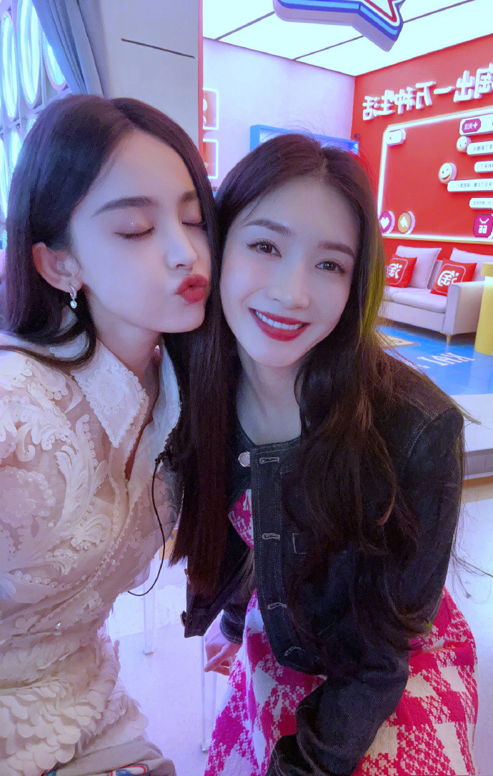 Guli Nazha is in the same frame as Jiang Shuying! She wears a see ...