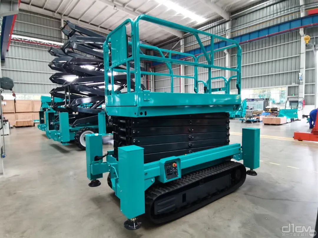 Sunward's first crawler scissor aerial work platform is here - iNEWS