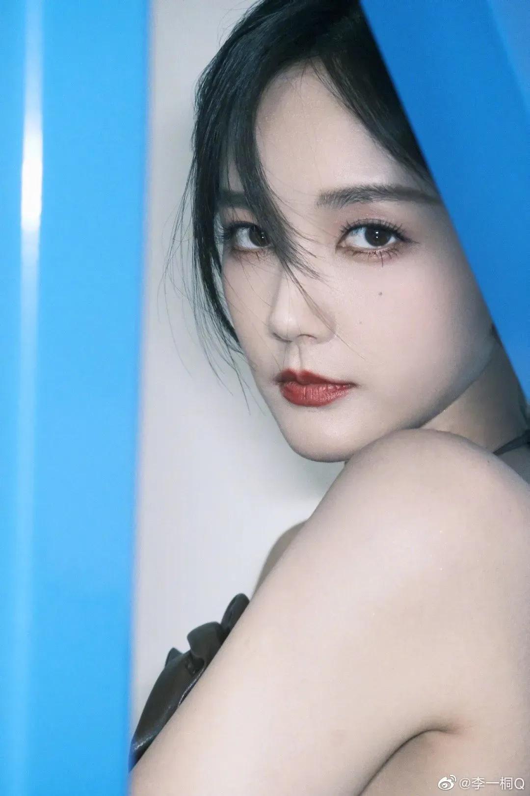 Li Yitong's hanging neck halter rose top is really cool - iNEWS