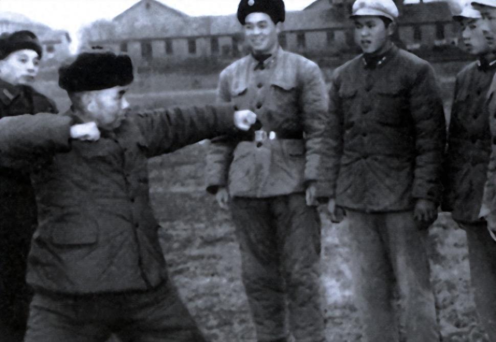 In 1939, Xu Shiyou had a fight with the political commissar. Chen Geng ...
