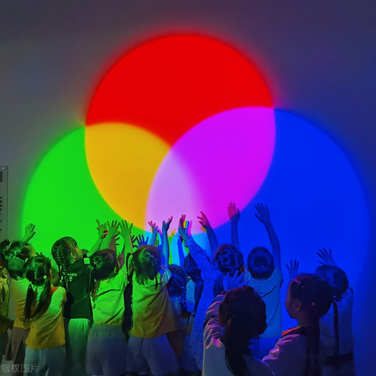 What is the connection between light and color? Why do humans see color ...