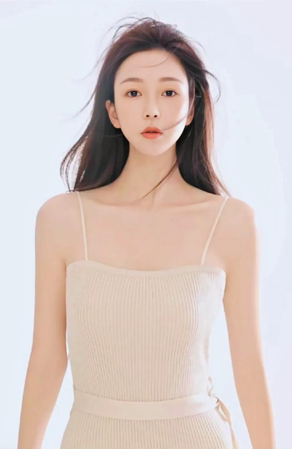 The charming Qiu Shiyuan - iNEWS