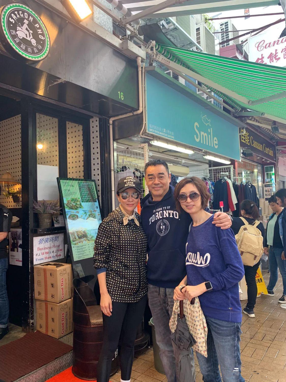 Liu Qingyun accompanies his wife shopping, 54-year-old Guo Aiming wears ...